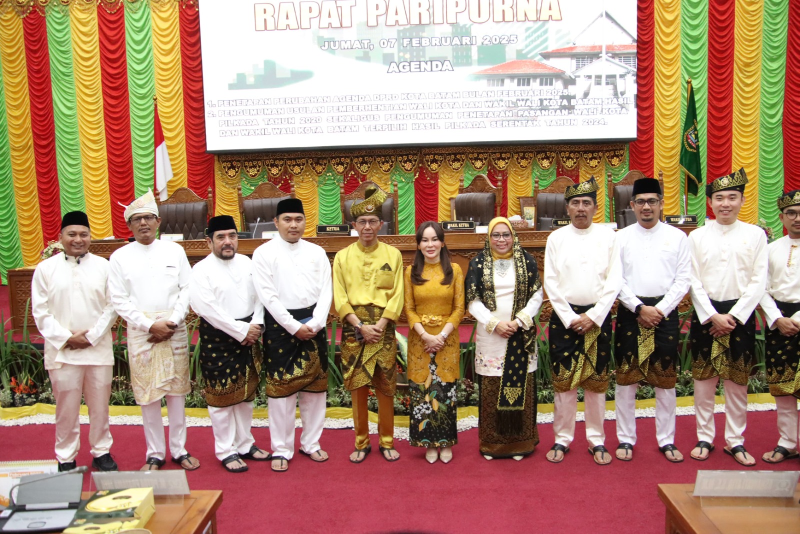 Gelar Paripurna, DPRD Tetapkan Dr Amsakar Achmad dan Li Claudia Chandra ...