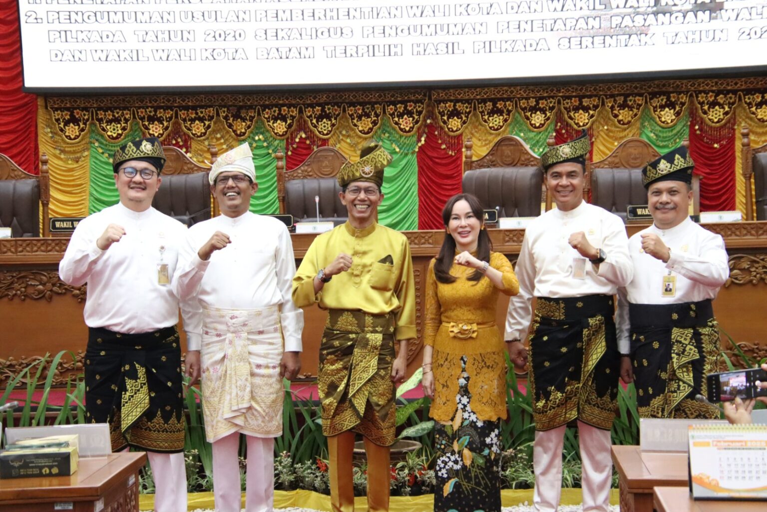 Gelar Paripurna, DPRD Tetapkan Dr Amsakar Achmad dan Li Claudia Chandra ...